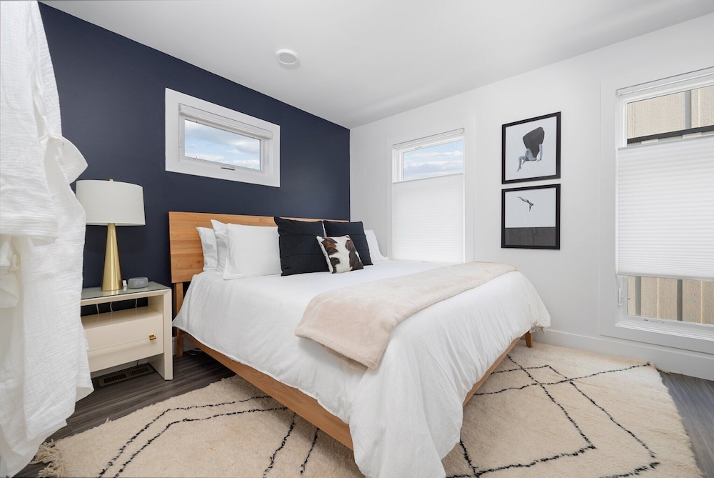 ⭐️ Heart Of Downtown ⭐️ Walk To Beach ⭐️ Private Rooftop ⭐️ Corner Unit ⭐️ - Traverse City, MI