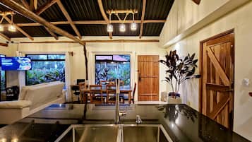 Cabana família | Cozinha privada | Geladeira grande, micro-ondas, cooktop, cafeteira/chaleira