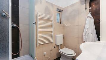 Um polibã, um secador de cabelo, toalhas fornecidas