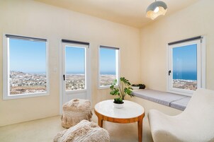 Suite Executiva | Sala de estar | Televisor de ecrã plano de 32 polegadas com canais via satélite