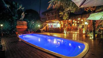 Piscina exterior, da(s) 10:00 à(s) 21:00, guarda-sóis, espreguiçadeiras