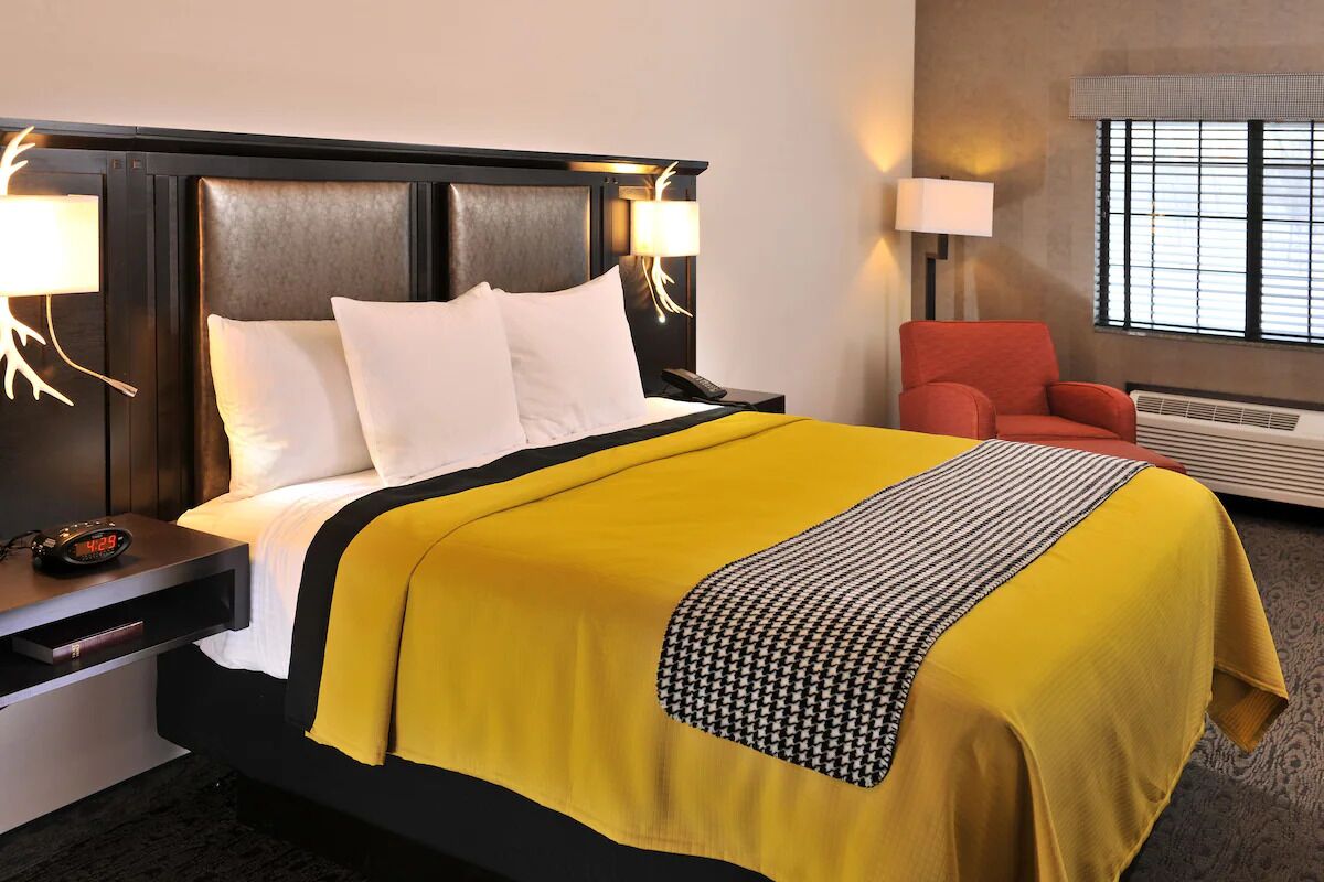 Deluxe King Suite In Stoney Creek Kansas City, Hot Indoor/outdoor Pool - Independence, MO