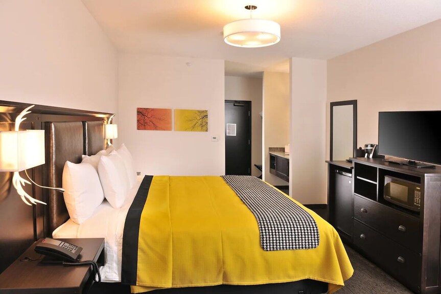 Cozy Lodge-style Retreat In Kansas City With Unique Rustic Decor - Independence, MO