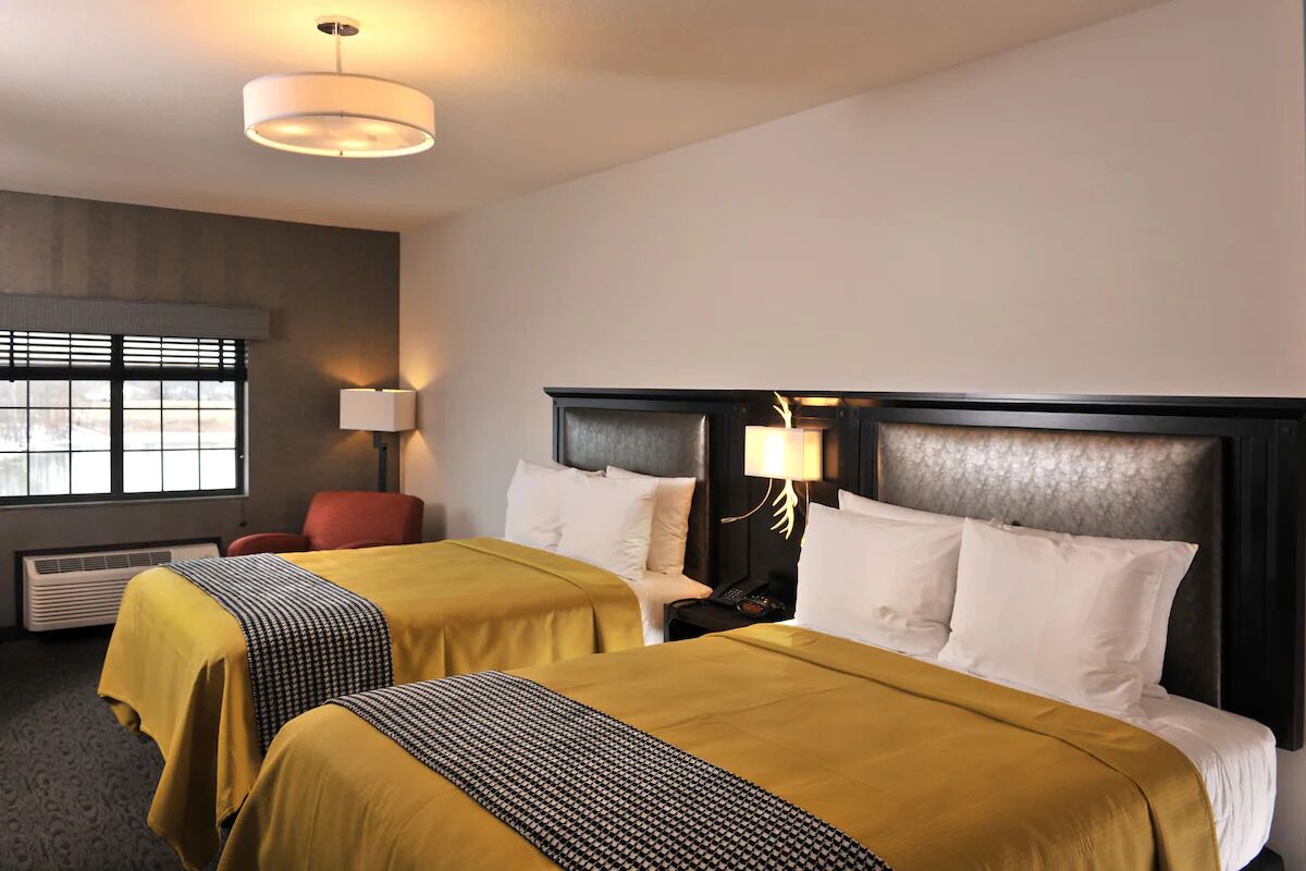 Charming Lodge With Unique Rooms - Pet Friendly, Family-fun | 2 Units - Lee's Summit, MO