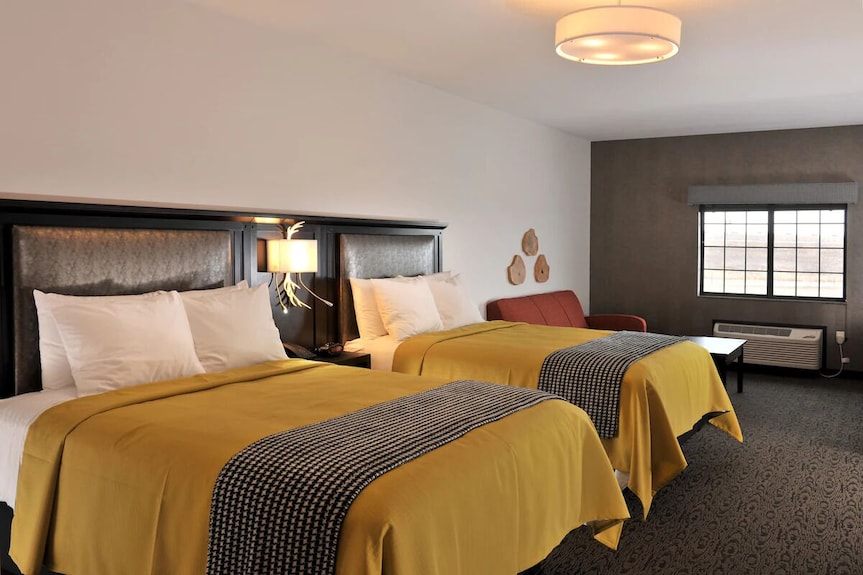 Expanded 2 Queen Beds With Sofa Sleeper, Stoney Creek Kansas City - Independence, MO