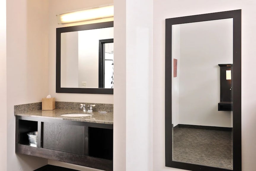 Independence Retreat: Hot Breakfast & Pet-friendly, Rustic Charm! - Independence, MO