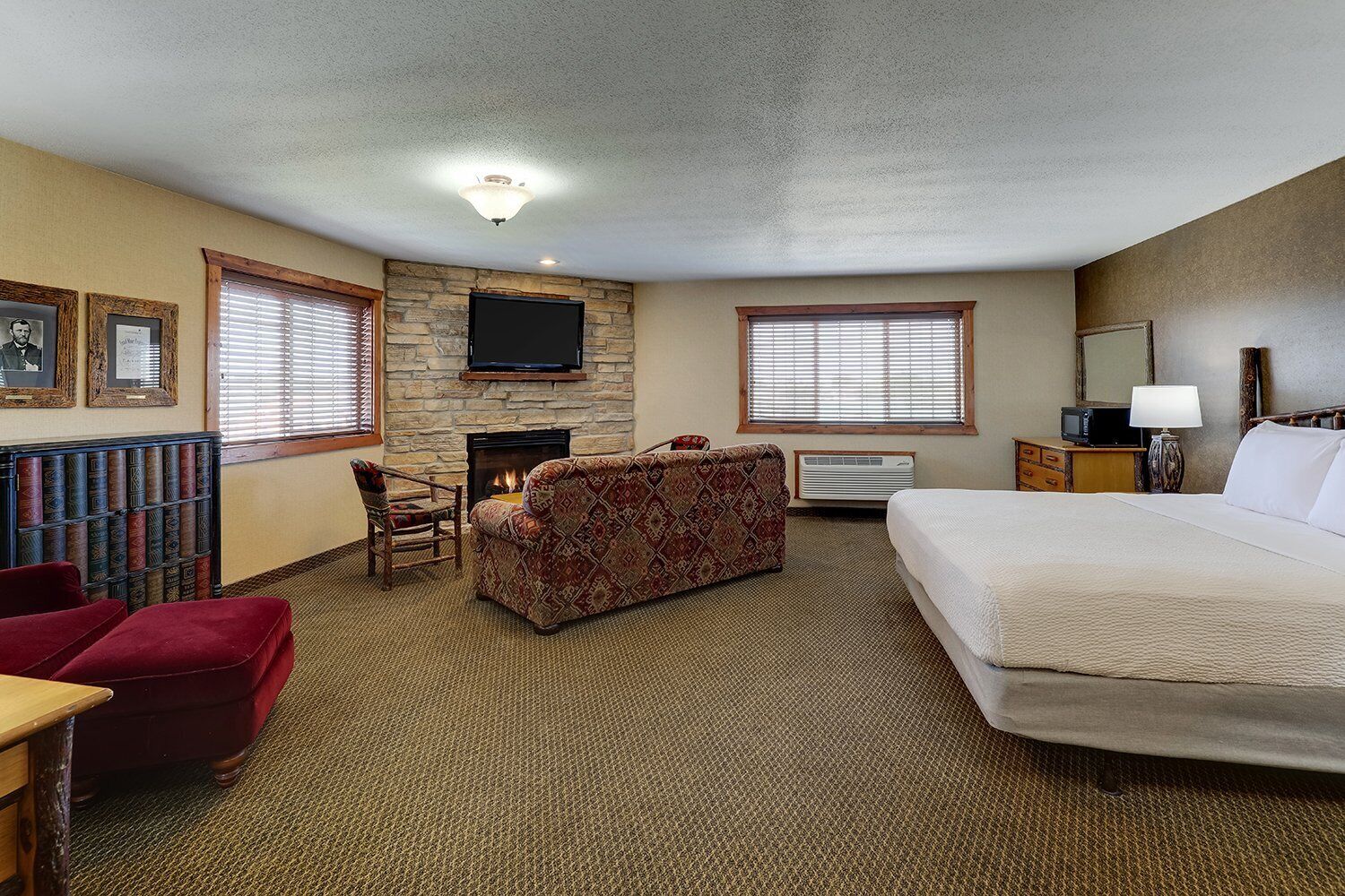 Lodge-like Stay! Cozy & Historic Themed Inn, Pool, Downtown Galena - 加利納