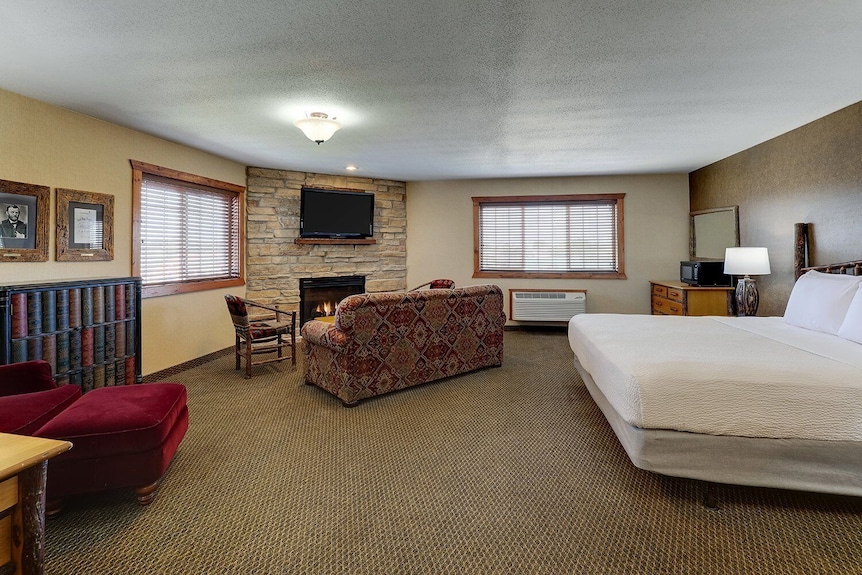 Lodge-like Stay! Cozy & Historic Themed Inn, Pool, Downtown Galena - 加利納