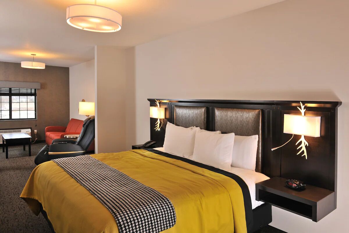 Expanded King Executive, Living Room, Massage Chair, Stoney Creek Kc - Independence, MO