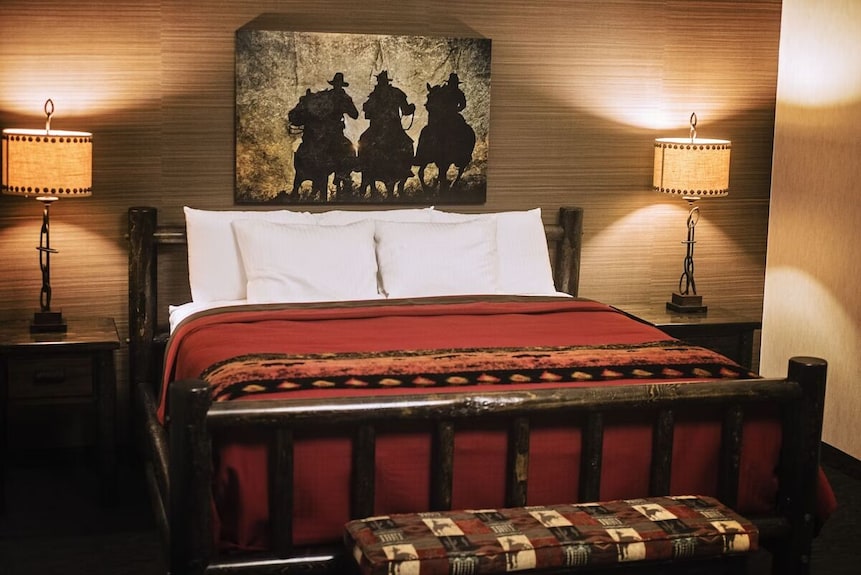 Relaxing Independence Stay: Heated Pool, Whirlpool & Outdoor Patio - Independence, MO