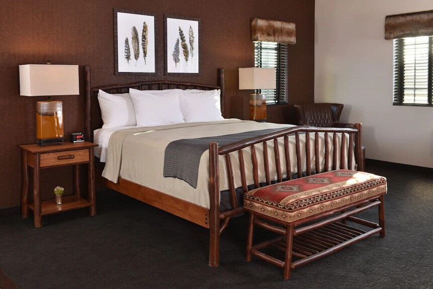 Expanded King With Whirlpool, Stoney Creek Kc, Onsite Pool | 2 Units - 獨立城