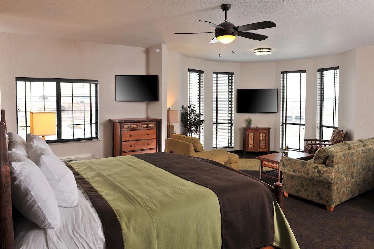 Independence Modern Lodge: Unique Decor, Free Breakfast, Lake View - Independence, MO