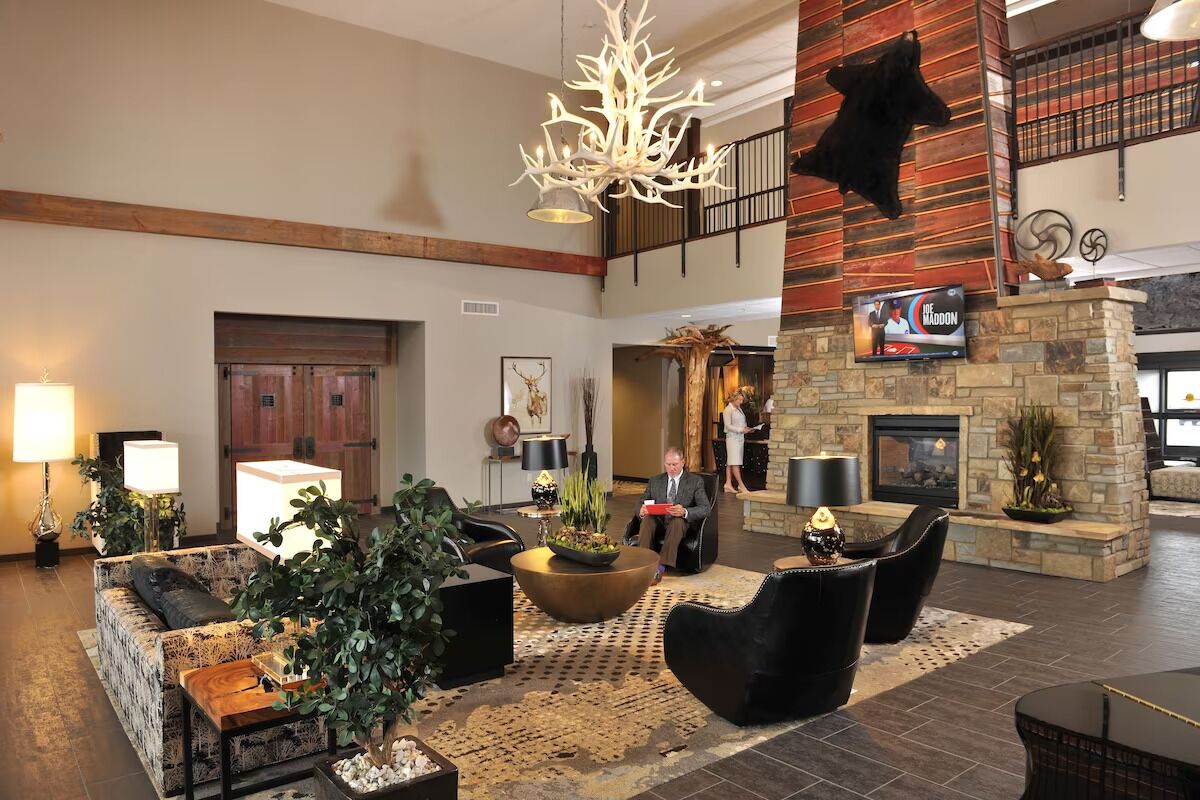 Homey Lodge Near Kc: Comfy Rooms With Kitchen & Cozy Living Space - Independence, MO