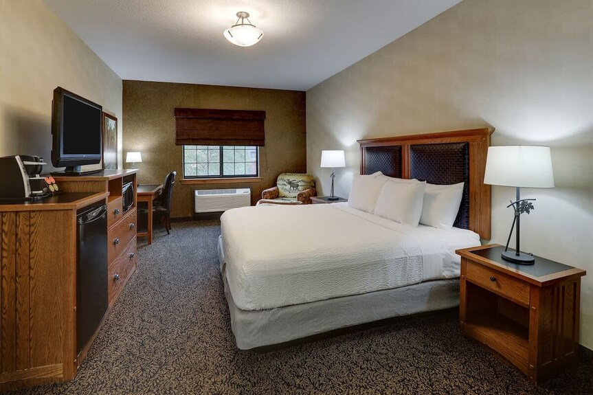 Rustic Charm Meets Modern Comfort: Cozy Lodge In Downtown Sioux City - Sioux City, IA