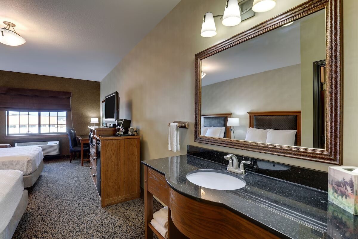 Blend Of History & Comfort: Lodge Stay Near Missouri River, Parking - Sioux City, IA
