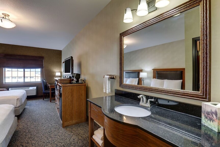 Ultimate Sioux City Experience: Lodge-like Charm Near Casino | 3 Units - Sioux City, IA