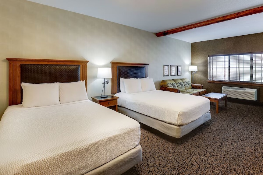 Ultimate Relaxation: Heated Pool & Whirlpool Suites In Historic Area - Sioux City, IA