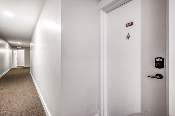 Spacious Lakefront Condo W Amazing View - Peachland