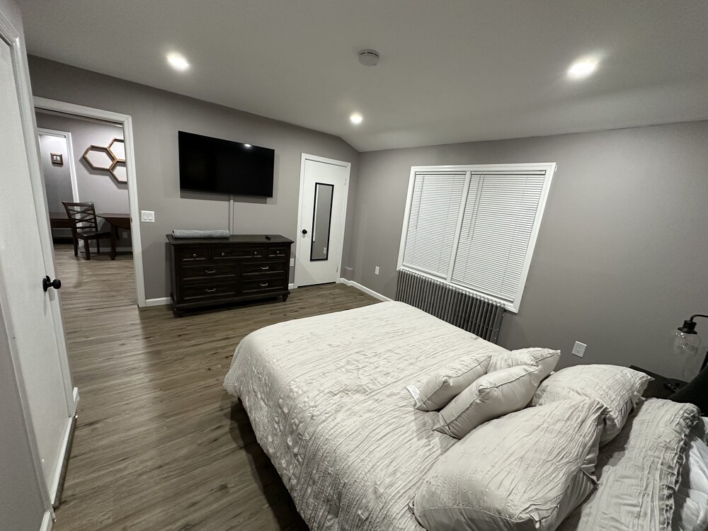 Otis by the Beach 1 Bedroom + 1 Living Room with SofaBed ! - East ...