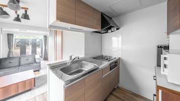 Apartamento Básico | Cozinha privada | Um frigorífico/congelador grande, um micro-ondas, uma placa de cozinha