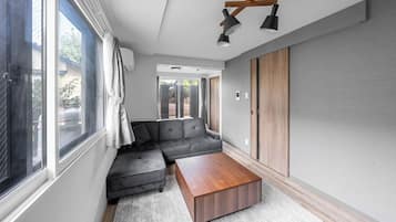 Apartamento Básico | Sala de estar | TV de ecrã plano