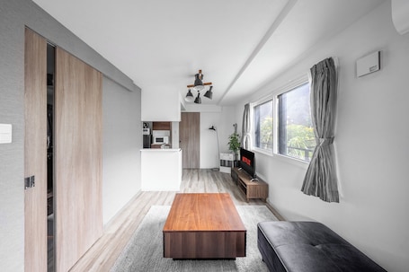 Apartamento BÔsico | Sala de estar | TV de ecrã plano