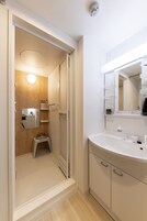 Apartamento empresarial | Banheiro | Produtos de toalete grátis, secador de cabelo, chinelos, papel higiênico