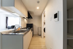 Apartamento Empresarial | Cozinha privada | Um micro-ondas, uma placa de cozinha, uma chaleira elétrica 