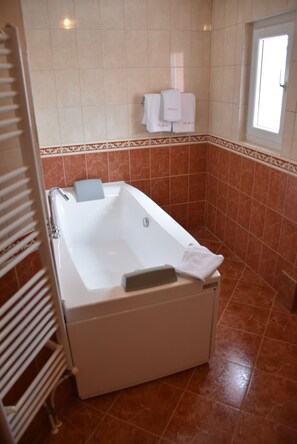 Quarto casal luxo | Banheiro | Chuveiro, ducha de hidromassagem, produtos de toalete grátis