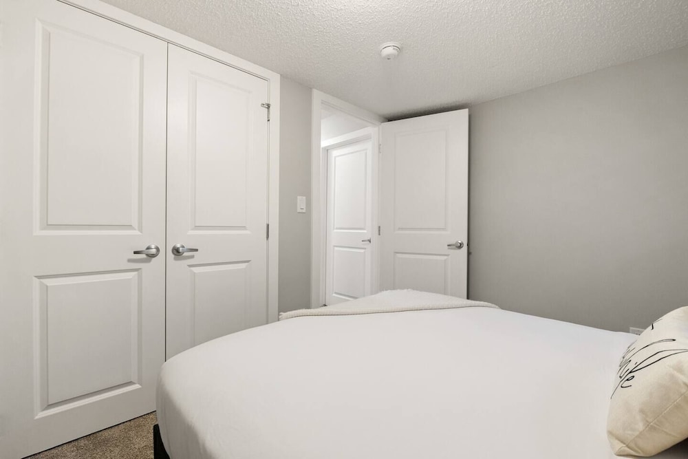 Suburban Restful Retreat 1bd 1ba, Wifi, Laundry - Calgary