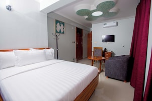 Quarto Duplo Deluxe, varanda, vista para o lago | Secretária, secretária adequada para computadores portáteis