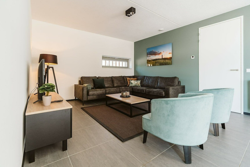 De Vakantiewoningen Voor 10 Personen Behoren Tot De Grootste Woningen Op Het Vakantiepark. Ideaal Voor Een Verblijf Aan De Kust Met Familie Of Vrienden. Geniet Van De Luxe, Binnen En Buiten Het Vakantiehuis. - Ouddorp