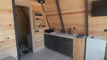 Bungalow Clássico | Cozinha privada | Minifrigorífico, utensílios de cozinha, Produtos de limpeza
