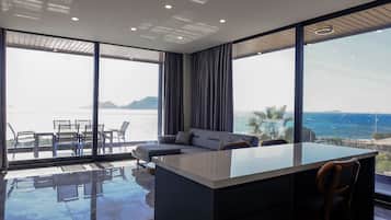 Apartamento Exclusivo em Condomínio Fechado, vista para o mar | Sala de estar | Smart TV de 105 polegadas com canais de TV premium, piso aquecido