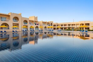 12 piscinas exteriores, guarda-sóis, espreguiçadeiras 