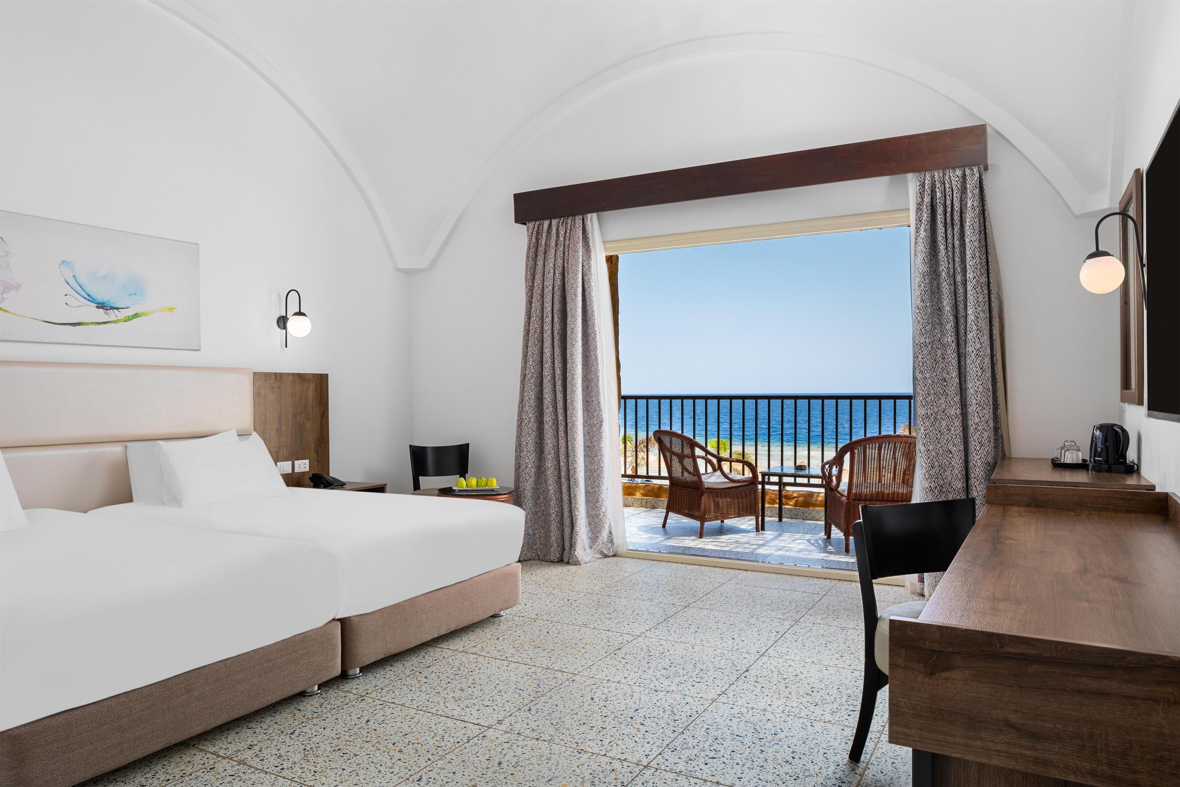 Roupa de alta qualidade, minibar, cofre no quarto, secretária 