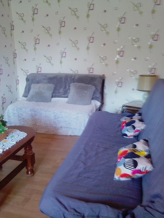 Location A Dix Min De Pairi Daisa - Soignies