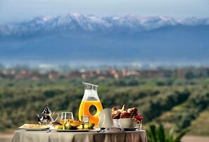 Roupas de cama premium, edredons de pluma, cofres nos quartos