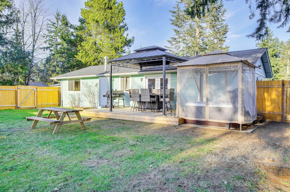 Charming Arlington Home W/ Hot Tub & Fenced Yard! - Lake Cavanaugh, WA