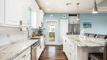 Casa, 3 quartos | Cozinha privada | Um frigorífico, um forno, uma cafeteira/bule, uma torradeira