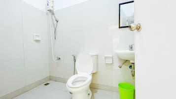 Quarto standard | Banheiro | Chuveiro, chuveiro com efeito de chuva