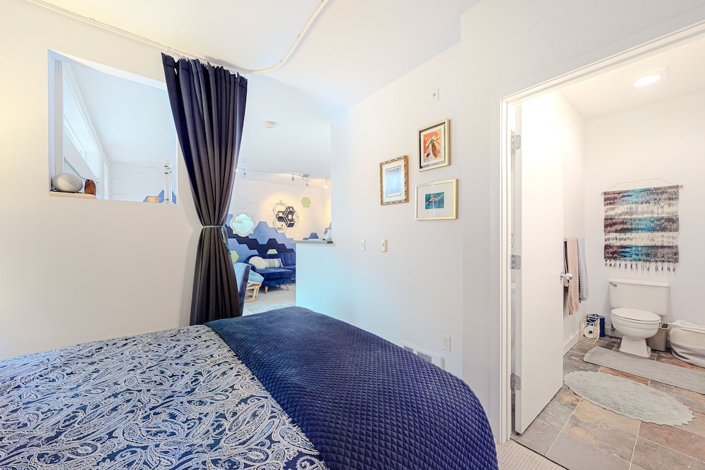 Dog-friendly 5th-floor Studio With Indoor Heated Pool, Gym, Hot Tub, & Balcony - Seattle, WA