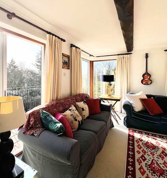 Eclectic Hilltop House · Panoramic Views Of The South Downs - Frensham Great Pond