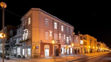Fachada da propriedade à noite