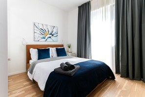 Apartamento premium | Espaço de trabalho para notebook, cortinas blackout