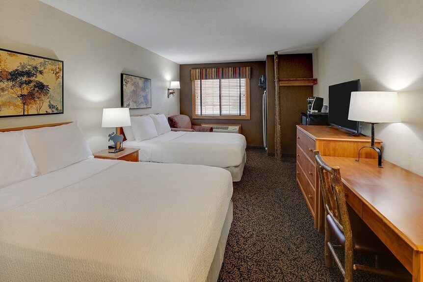 Rustic Elegance By The Mississippi River! Rustic Amenities & 2 Pools - Quincy