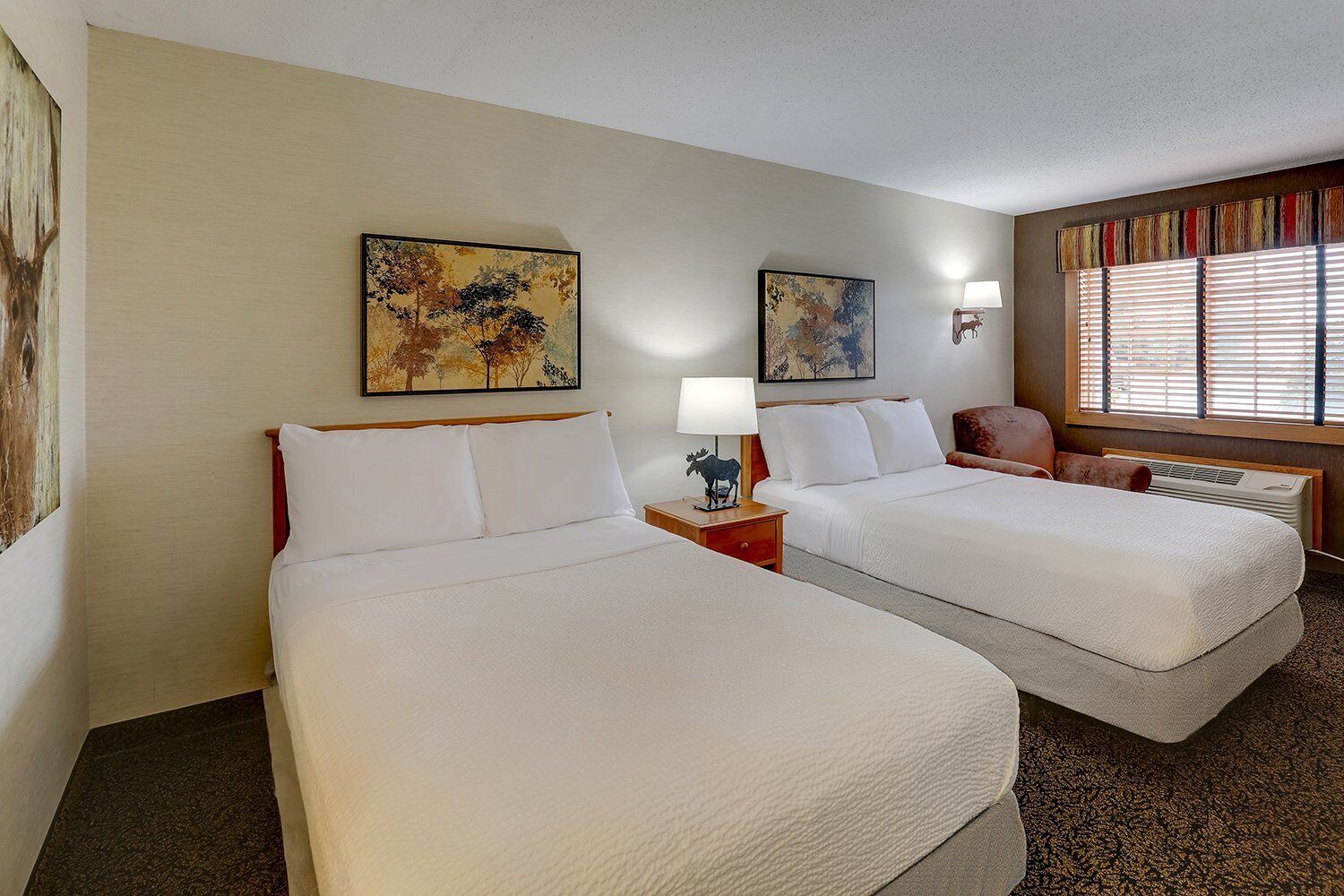 Riverside Lodge-like Stays, Deluxe King, Stoney Creek Quincy, Parking - Quincy, IL