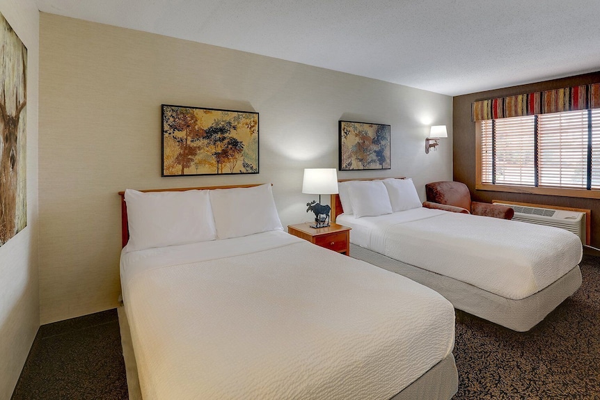 Riverside Lodge-like Stays, Deluxe King, Stoney Creek Quincy, Parking - Quincy, IL