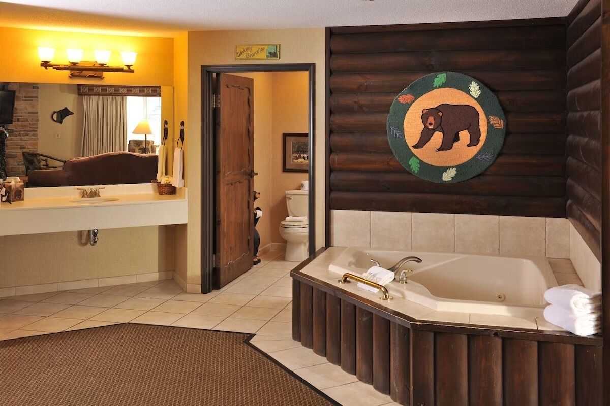 Rustic Charm: Spacious Rooms & Suites With Scenic Views In Onalaska - La Crosse, WI