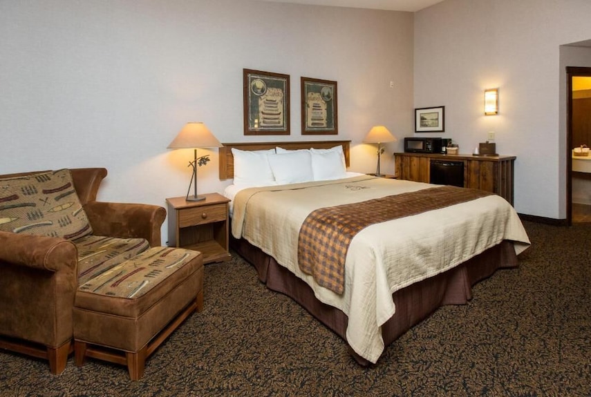 Inviting Lodge-like Stay With Hot Breakfast & Complimentary Breakfast - La Crosse